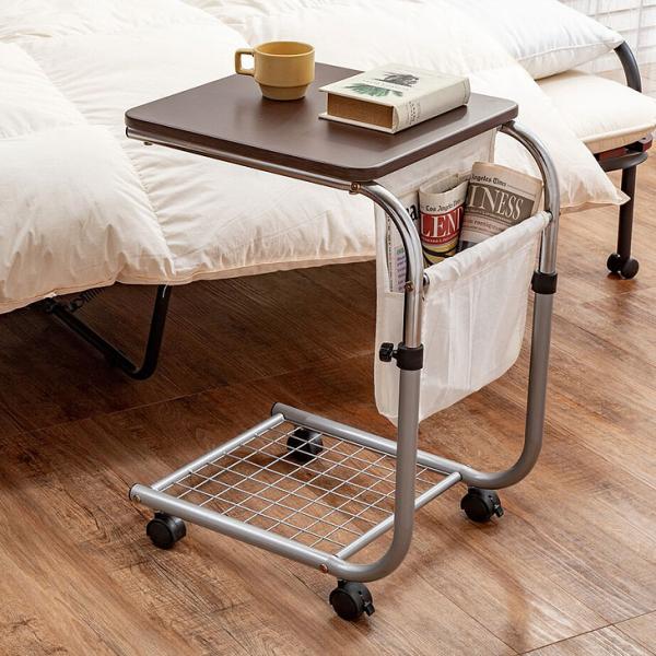 ベッドサイドの補助テーブルとしてピッタリのベッドテーブル。高さ調節可能でお好みの高さに調節できます。小物や雑誌が入るポケット付き、メッシュ棚付き！●サイズ/約幅38×奥行47×高さ56〜73.5cm●重さ/約4.2kg●素材/本体：スチール...