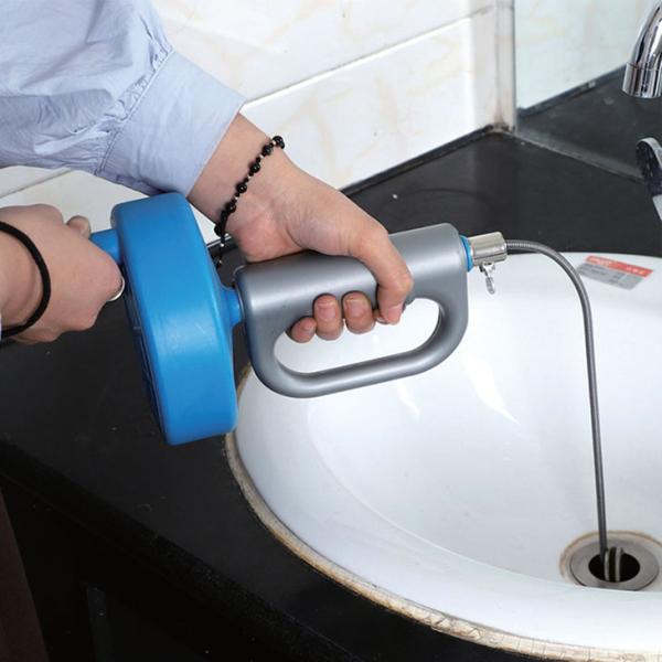 業者を呼ばすに排水管のパイプ諸まりを解決。約4.5mのワイヤーで排水管の奥の奥まで届きます。使用後はワイヤーを本体に収納可能。独自設計による高強度のワイヤー。先端部分は特殊な４段。凹凸形状を回転させることでパイプ詰まりを楽に貫通します。●色...