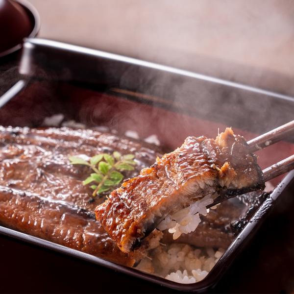 九州産の食べ応えのある厳選うなぎ蒲焼。九州産の良質な脂と柔らかさを特徴とした上級なうなぎを使い、タレ漬けと焼きを4回繰り返し、外はカリッと、中はふっくらに仕上げました。うなぎは豊富なタンパク質、ビタミン類、カルシウム、鉄部など体に必要な良質...