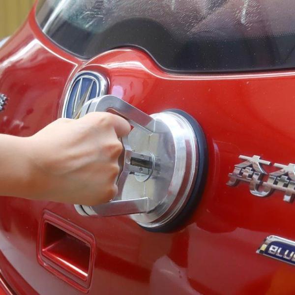 アルミボディーで軽く、更に耐久性アップ。石板、タイル、ガラス、金属、プラスチック等に吸着可能です。様々な作業に大活躍です。持ち手のない荷物の運搬や、車のボディの凹み修理等に。丈夫な大型吸着盤です。耐荷重量は５０ｋｇと強力！ 吸着したい部分に...