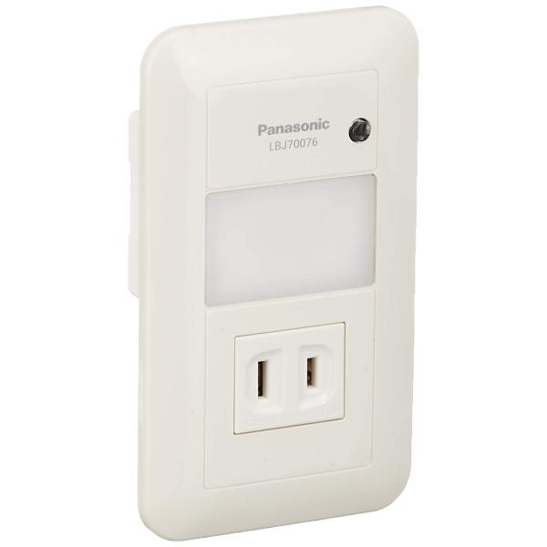 パナソニック(Panasonic) LEDフットライト 電球色 コンセント付 LBJ70076 ・コンセント付(1500Wまで)・光源寿命:40000時間(光束維持率70%)明るさセンサ付・入力電流:0.011A・消費電力:0.7W・電球色...
