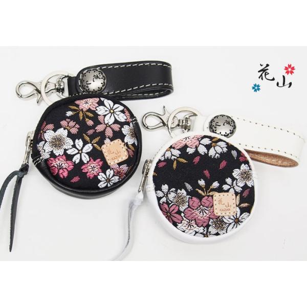 【ブランド名/商品名】花山[かざん] 京桜金襴 レザーコインケース/和柄/本革/WV-8K-KZ【デザイン】花山から新作和柄コインケースが登場!!京桜柄の金襴とレザーを組み合わせたレザーコインケースです。引き手にはレザーが付いているので引き...
