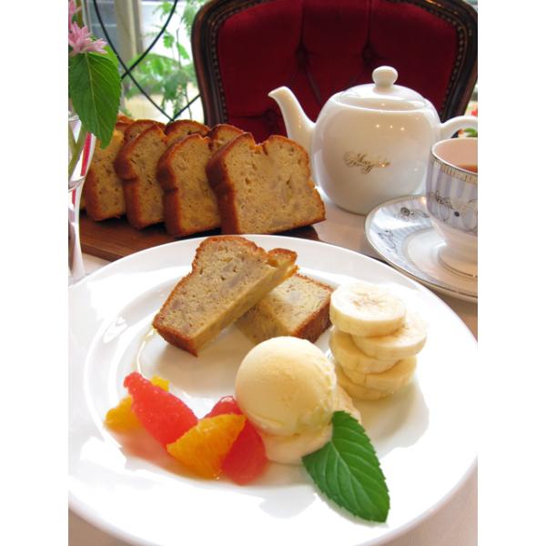 バナナをたっぷり入れたパウンドケーキです。こちらはハーフサイズ（長さ約7cm）です。バナナそのものの自然な甘さをお楽しみいただけるよう、甘さはひかえめにしています（砂糖はミネラルが豊富なきび砂糖を使用しています）。「甘すぎなくて自然でやさし...