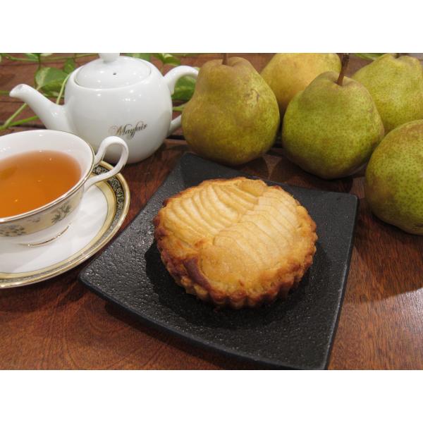 みずみずしい食感と豊かな香り、濃厚な甘さがあり「果物の女王」と言われるラ・フランスを使ったタルトです。アーモンドクリームを入れたタルトに山形県産のラ・フランスをたっぷりのせて、こんがり焼きました。焼くことでラ・フランスの果汁がぎゅっと凝縮さ...