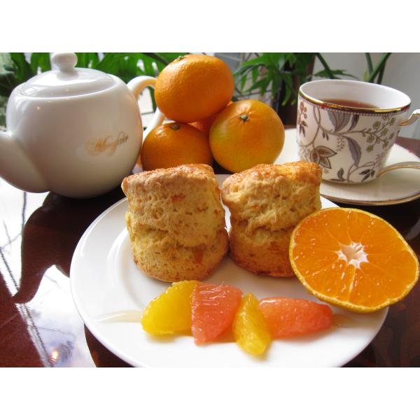 みかんをたっぷり入れたスコーンです。みかんの果肉、みかんのピール、みかんの果汁を入れてあります。みかんの香りと甘みをお楽しみいただけます。12月限定スコーンです。ご注文はお早めにどうぞ。※1袋6個入りです。プレーンスコーンと同じサイズです。...