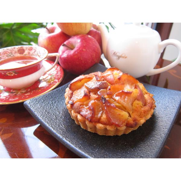 期間限定で林檎のタルトをご用意しました。クランベリー入りのアーモンドクリームをタルトに入れ、ソテーした林檎をたっぷりのせて、こんがり焼きました。焼いて濃厚になった林檎の甘さ、クランベリーの甘酸っぱさをお楽しみいただけます。期間限定のタルトで...