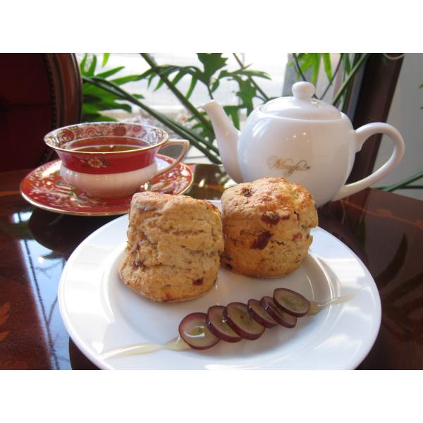 クランベリーと白ごまをたっぷり入れたスコーン冷凍生地です。クランベリーの甘酸っぱさと、白ごまの香ばしさをお楽しみいただけます。ご自宅のオーブンで焼いて、焼きたてのアツアツをお楽しみください。3月末までの期間限定です。ご注文はお早めにどうぞ。...