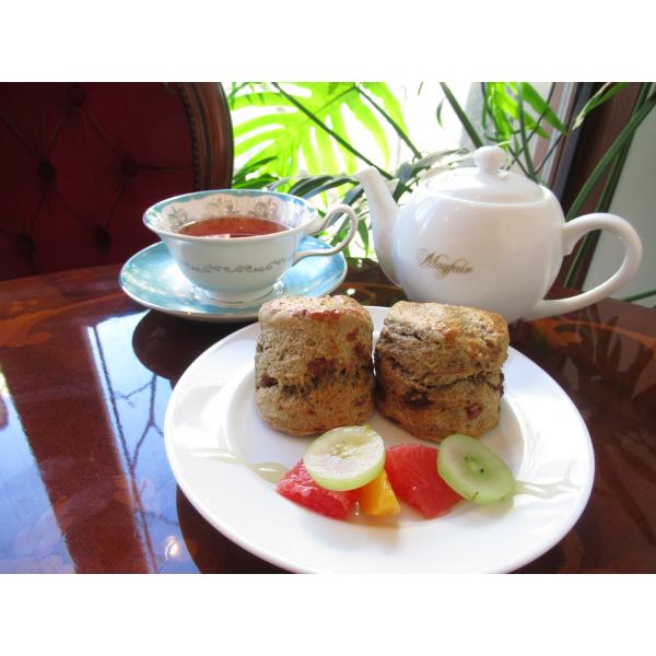 レーズンをたっぷり入れた紅茶スコーン冷凍生地です。紅茶はインドのアッサムを使っています。レーズンの甘酸っぱさと紅茶のやさしい香りをお楽しみいただけるので、紅茶がお好きな方におすすめです。ご自宅のオーブンで焼いて、焼きたてアツアツのスコーンを...