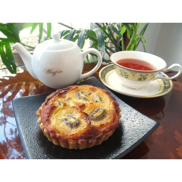 7月はゴールドキウイのタルトをご用意しました。きび砂糖で煮込んだゴールドキウイのジャムをタルトの中に入れ、タルトの上にはゴールドキウイのスライスをのせ、こんがり焼いてあります。キウイの甘酸っぱさ、種のプチプチした食感をお楽しみください。期間...