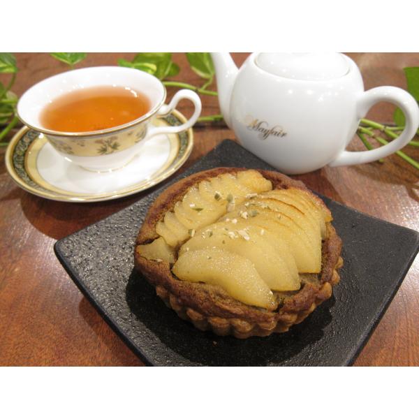 洋梨、自家製あんこ、ほうじ茶を使った和のタルトです。大納言小豆で作った甘さひかえめの自家製あんこと、ほうじ茶入りアーモンドクリームをタルトに入れ、洋梨をたっぷりのせて焼きました。香ばしいほうじ茶の香り、自家製あんこと洋梨のやさしい味わいをお...