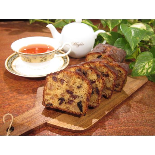 5種類のドライフルーツと2種類のナッツをたっぷり入れたパウンドケーキです。こちらは一本タイプ（長さ約15cm）です。レーズン、ドライいちじく、オレンジピール、プルーン、クランベリーをラム酒に漬け込んで自家製漬け込みフルーツを作り、くるみとア...