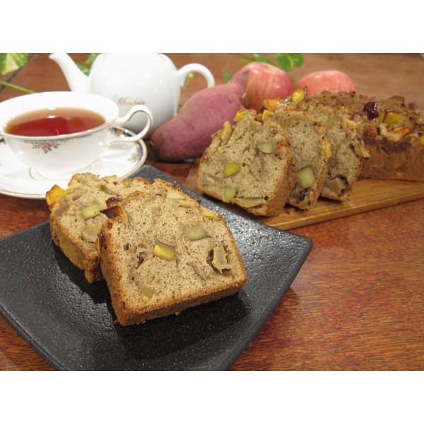 りんごとさつまいもを入れた紅茶のパウンドケーキです（カットタイプ）。アッサム紅茶を練り込んだ生地は、バターの代わりに米油を使っているので少し軽めのしっとりした食感です。甘酸っぱいりんごとさつまいものやさしい甘さをお楽しみください。電子レンジ...