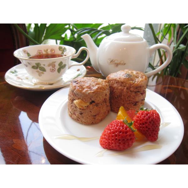 いちご、プルーン、ホワイトチョコレートをたっぷり入れたスコーンです。ほんのりピンク色のスコーンは春らしい雰囲気で、フルーツとチョコレートの甘さをお楽しみいただけます。焼きたての甘い香りをお楽しみください。4月末までの期間限定です。ご注文はお...