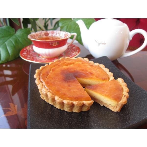 フランス産クリームチーズをたっぷり使った、甘さひかえめのチーズタルトです（直径12cmのホールタイプ）。ミネラルが豊富に含まれるきび砂糖と上質なバターを使っていて、クリーミーで濃厚な味わいですが後味はさっぱりしています。甘いものが苦手な方や...