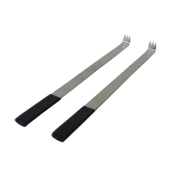 KettlePizzaスピナーセットはピザをオーブンに入れた際にピザをまんべんなく火がいきわたるように容易に回転させることができます。また、先端が孫の手のようになっているので、生地やチーズが過熱により膨らんできた際に気泡をつぶすのに最適です。