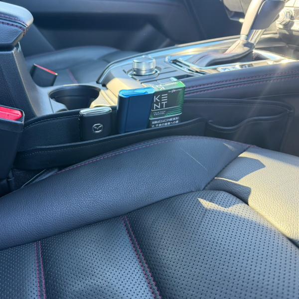 シート隙間埋めポケット（運転席側）【品番：9Y10STSKM01】です。スマートフォン、キー、カード類など、運転席周りで使用頻度の高い小物を手元に収納でき、運転中の姿勢を崩すことなく取り出しが可能です。マツダ純正品ならではの落ち着いた質感で...