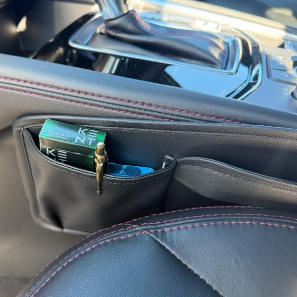 シート隙間埋めポケット（助手席側）【品番：9Y10STSKM02】です。走行中にスマートフォンや小物が、シートとセンターコンソールの隙間に落ちてしまうのを防ぐための実用性に優れたアイテムです。シート形状に合わせた設計となっており、隙間に差し...