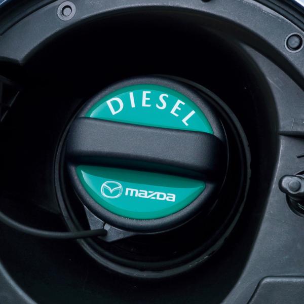 マツダ純正オプションフィラーキャップデカール（ディーゼル用）［品番：C903V9750］です。ディーゼル車であることを給油キャップに分かりやすく表示することで、ガソリンの誤給油防止に役立つ実用性の高いアイテムです。セルフ給油時はもちろん、第...