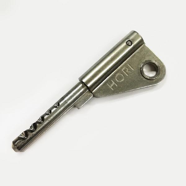 合資会社掘商店のトライデントシリンダー用のメーカー純正キーです。このキーはメーカーのみで複製可能なキーとなります。オーダー品につき、納期は約２−３週間程度かかります。（メーカーは発注後のキャンセルは一切できませんのでご注意ください。）