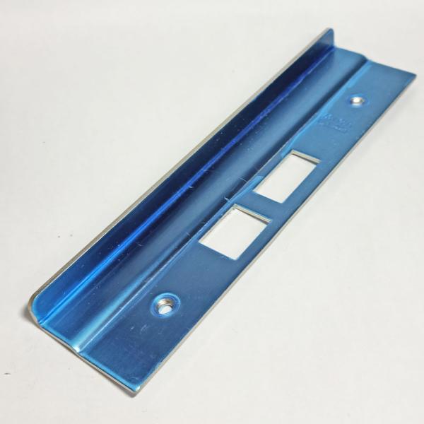 MIWA　LASP刻印のレバーハンドル錠用のL型ガードプレートです。基本在庫はビス2つ穴用のものですが、3つ穴の現行ケースにも使用できます。