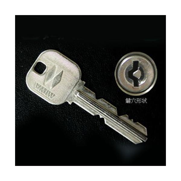 MIWAのかつての標準キーシリンダーだったのがこのディスクシリンダーです。このキーはその最終バージョンだった「73ディスクシリンダー」のキーになります。<br>商品画像にあるように、挿入口が縦型でくの字。キーは真鍮のプレス製法で...