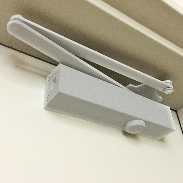 ニュースターブランド（日本ドアーチェック製造）のドアクローザーです。7000番シリーズのパラレル型（標準ブラケット型）、2番手（ドア寸法W800,H2100以下、45kg以下）＜ドアクローザー（DC）の基礎知識＞１，ドアクローザーは「正規付...