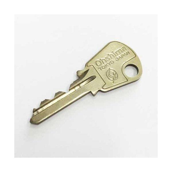 東洋シャッター・オーシマ営業部（旧、株式会社オーシマ）のOCシリンダーに使用されていたキーの、メーカー純正スペアキーです。メーカーに発注となりますので、納期は概ね２−３週間ほど必要です。DM便を選択いただければ、送料は無料です。