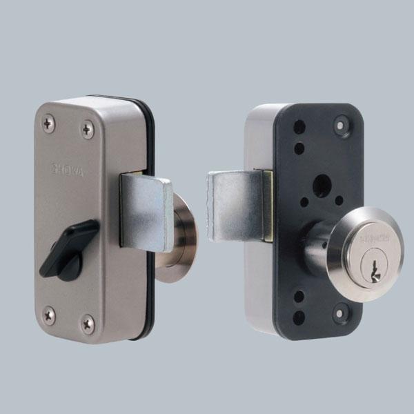 U-shin SHOWA（ユーシンショウワ＝SHOWA　旧、昭和ロック）製の、公団住宅規格に沿って作られた面付け錠です。MIWA　RA（82RA、85RA）やGOAL　MXと同一規格ですので、相互の穴あけ加工なしでの交換も可能です。キー3本付。