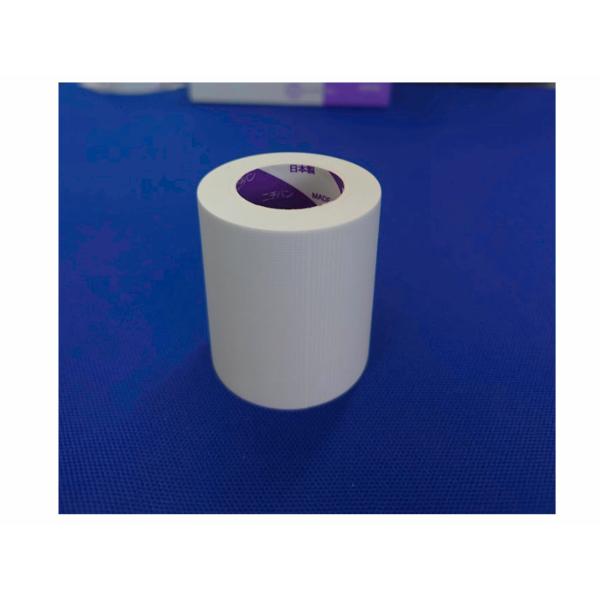 高い等湿性がムレを防ぎ、皮膚刺激を抑えます。肌にやさしい粘着力とムレにくい構造で角質を保護し、はがす時の痛みも軽減します。体動順応性が高く、皮膚へのストレスを緩和します。ポリオレフィン系フィルム　白色