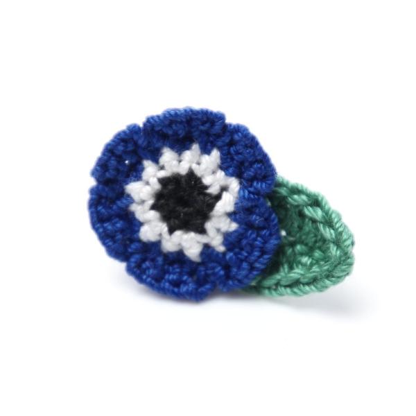 サンカルリーノ / San Carlino / ブートニエールモデル：ANEMONE アネモネサイズ：約全長3cm素　材：ニット / メタルカラー：INDACO ブルー品　番：anemone indaco提　供：【3,850円(税込)以上で...