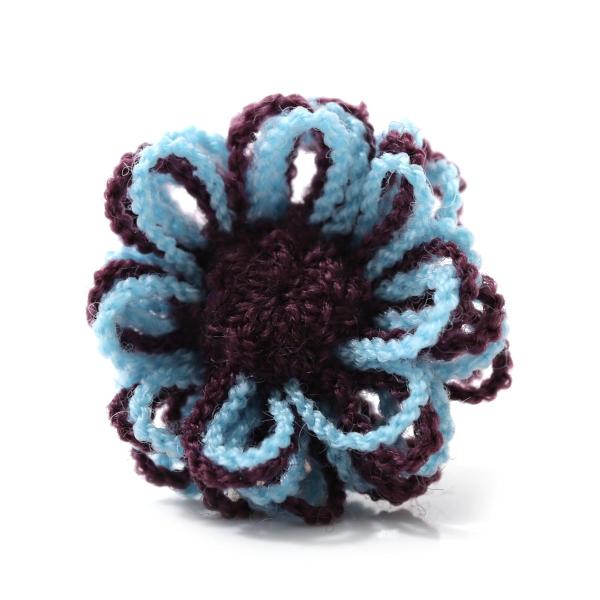 サンカルリーノ / San Carlino / ブートニエールモデル：CENTAUREA ケンタウレアサイズ：約全長2.5cm素　材：ニット / メタルカラー：BORGOGNA パープル品　番：centaurea borgogna提　供：【...