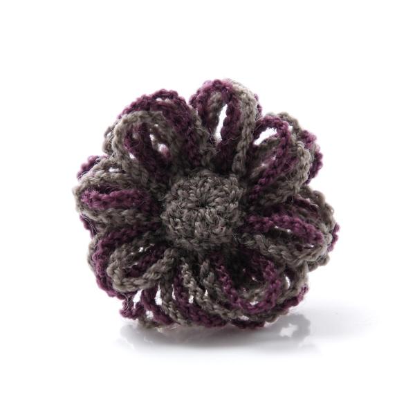 サンカルリーノ / San Carlino / ブートニエールモデル：CENTAUREA センタウレアサイズ：約全長2.5cm素　材：ニット / メタルカラー：CASTANO グレー品　番：centaurea castano提　供：【3,8...