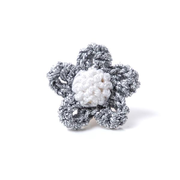 サンカルリーノ / San Carlino / ブートニエールモデル：CINERALIA シネラリアサイズ：約全長2.5cm素　材：ニット / メタルカラー：SILVERBIANCO シルバー品　番：cineralia arg bian提　...