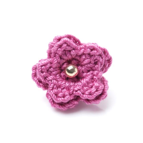 サンカルリーノ / San Carlino / ブートニエールモデル：CORONARIA コロナリアサイズ：約全長2cm素　材：ニット / メタルカラー：GAROFANO ピンク品　番：coronaria garofano提　供：【3,85...