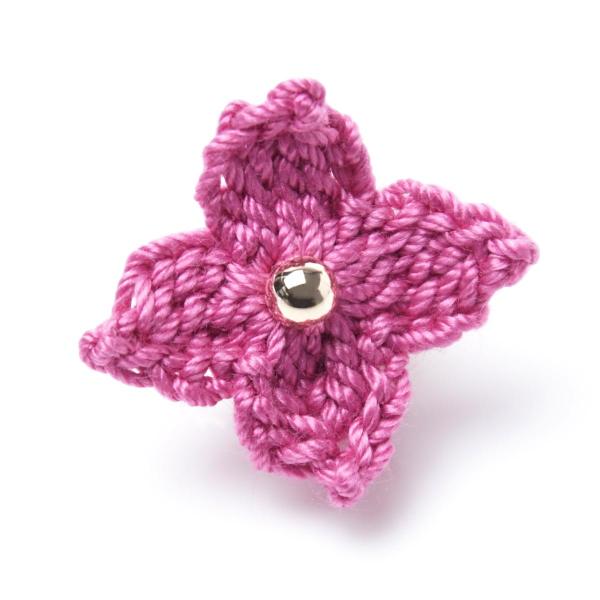 サンカルリーノ / San Carlino / ブートニエールモデル：LILAC ライラックサイズ：約全長2.5cm素　材：ニット / メタルカラー：GRANFANO ピンク品　番：lilac garofano提　供：【3,850円(税込)...