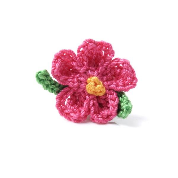 サンカルリーノ / San Carlino / ブートニエールモデル：PLUMERIA プルメリアサイズ：約全長3cm素　材：ニット / メタルカラー：GAROFANO ピンク品　番：plumeria garofano提　供：【3,850円...