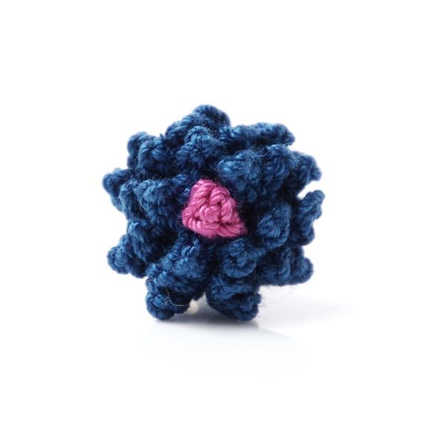 サンカルリーノ / San Carlino / ブートニエールモデル：WHITECLOVER ホワイトクローバーサイズ：約全長2cm素　材：ニット / メタルカラー：BLU SCURO ブルー品　番：whiteclover bluscuro...