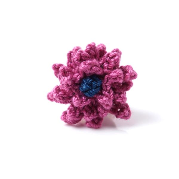 サンカルリーノ / San Carlino / ブートニエールモデル：WHITECLOVER ホワイトクローバーサイズ：約全長2cm素　材：ニット / メタルカラー：GAROFANO ピンク品　番：whiteclover garofano提...