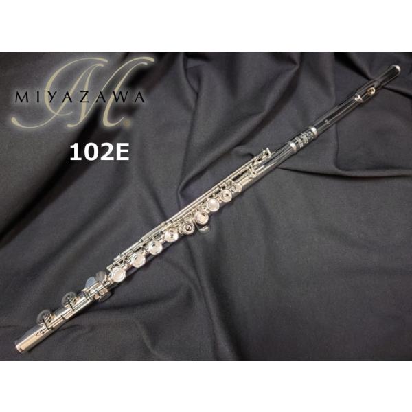 ミヤザワフルートのエントリーモデル。モデル102は、軽快な吹奏感とくっきりした音色をあわせ持ったエントリーモデル。初級者の方にこそ、手頃な価格でかつていねいな作りの楽器をおすすめしたい。それは初めてお使いいただく楽器と良い思い出を、より良い...