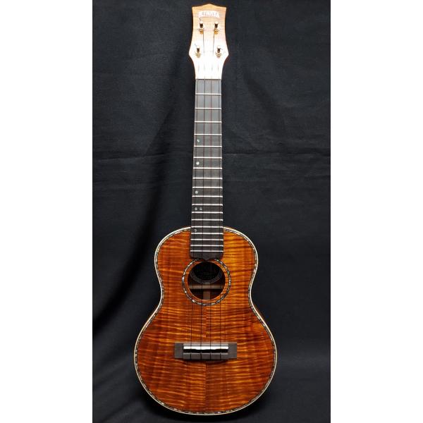 KIWAYA KPC-5K/E一般的なハワイアンコアの明るめな音色に加え、胴鳴りするボディ。少しだけマイルドに仕上げられた音色によりオールラウンドに使えるモデルです。中でも「5K」モデルは、マスターグレードのハワイアンコア「共木」でボディー...