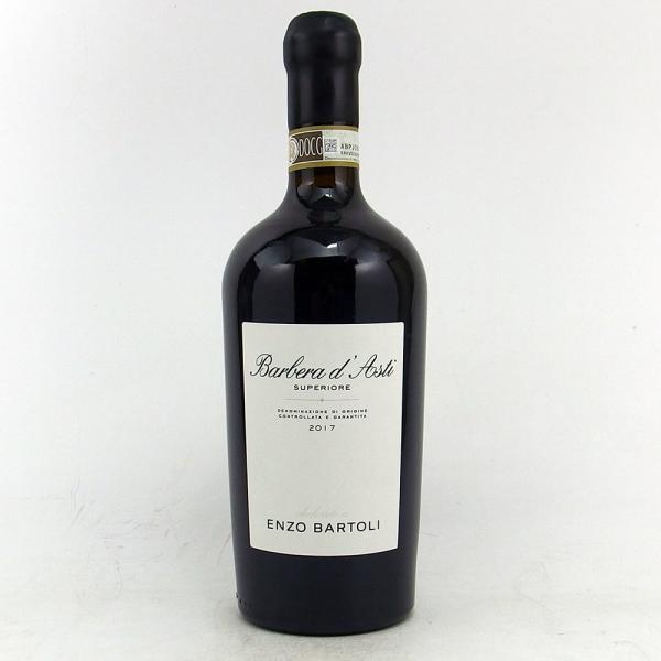 イタリア随一の銘醸地、ピエモンテ州、スパークリングで有名なアスティで造られるワイン。ブドウ品種はバルベラ種、オーク樽で6ヶ月熟成させています。 トップノートの樽香は強め、果実味に凝縮感がありコンポートの様な甘さも感じますがタンニンはかなしっ...