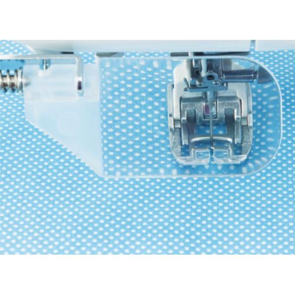 ミシンにセットして針元を確認することができます。