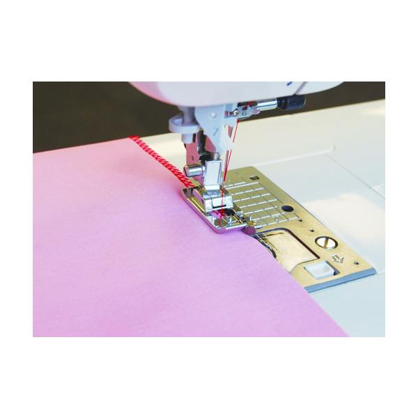 生地端のほつれを防ぐ裁ち目かがり縫い専用押えです。生地端をガイドに当てながら縫います。針落ち部分にあるツメが生地端を押さえてペコつきを防ぎ、ツメをまたいでステッチすることで糸量が調節され、布縮みが少なくきれいに仕上がります。ジグザグ・3点ジ...