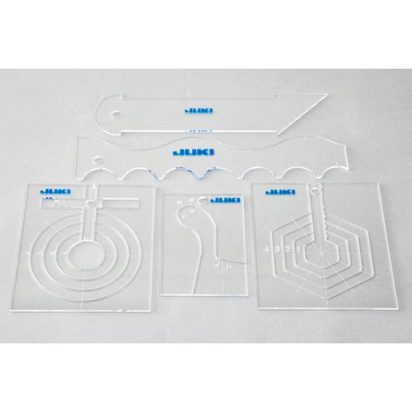 キルト押えに沿わせて模様を描くキルト定規です。基本的な線や図形を組み合わせることで様々な模様を作ることができます。※拡大画像の下段定規はセットに含まれません。※注意1X、F、Gシリーズの機種で当ルーラーをご使用になるためには、家庭用ミシン専...