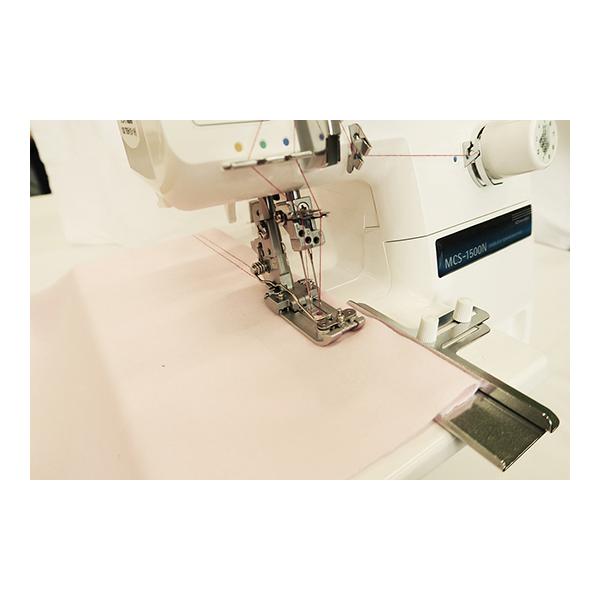 すそ引きガイドを使用すると、布端を一定の幅で折り返し（ヘム折り加工）ながらカバーステッチをすることができます。カーブを縫うとき等はすそ引きガイドを使用せず、生地ガイドのみの方が縫いやすい場合もあります。【対応機種】MO-345DCN／MCS...
