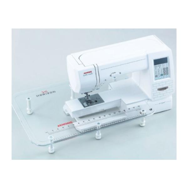 布を置くスペースが広くなり、大きなものも縫いやすくなります。取り付け、取り外しもカンタンです。