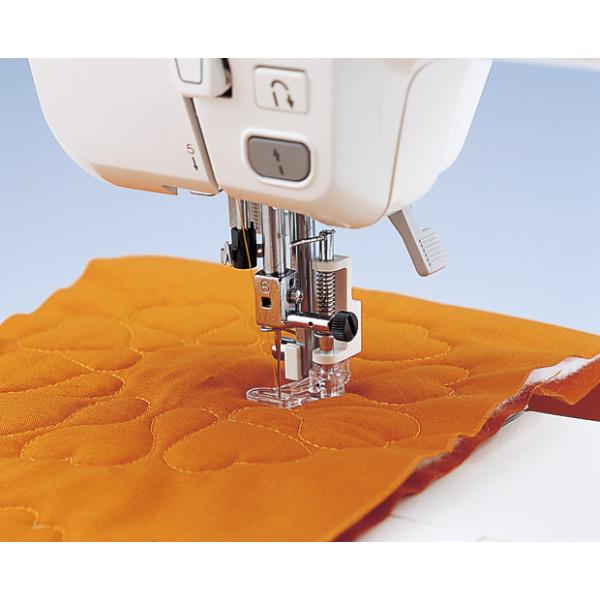 フリーモーションキルトや繕いぬいをする時に使います。送り歯を下げるか針板に送り歯カバーを取り付けてお使いください。対応製品：水平釜7mm用（一部不可）※ コンピューター制御による自動糸調子のミシンでは使用できません。こちらの商品は、メーカー...