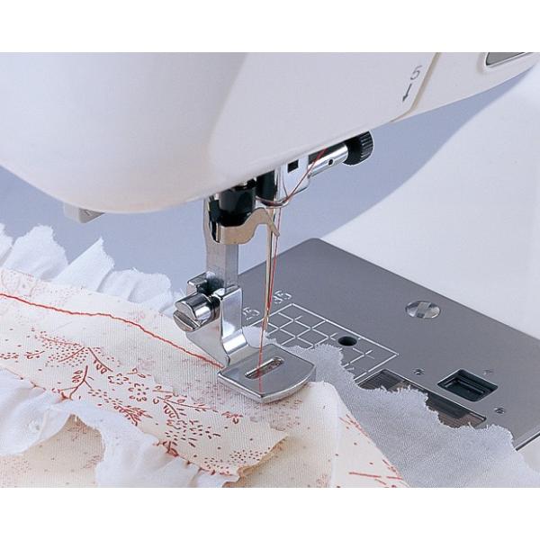 レースやフリルにギャザーを寄せる時に使うと簡単にできます。※ 機種によっては押え調節金具（モデル名 F009N）または、押え調節金具S（モデル名 F010AP）を取り付ける必要があります。こちらの商品は、メーカーお取り寄せ商品です。お届けま...