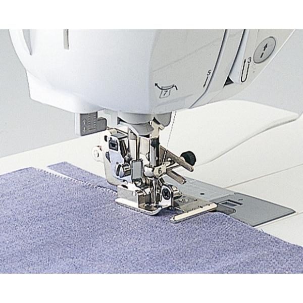 布端を切りながらたち目かがりをしていきます。対応製品：水平釜7mm用（一部不可）