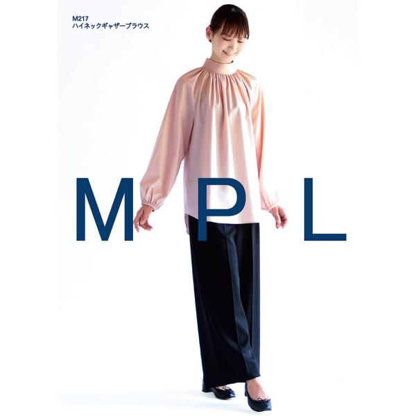 タイプ:大人(身長160cm前後、バスト75-104cm)ハイネックでギャザーのあるふんわりとしたラグランスリーブのブラウス。ゆとりがある身幅で、少しだけフレアーシルエット。袖幅は広く中に重ね着ができ、リラックス感がある。ハイネックの衿ぐり...